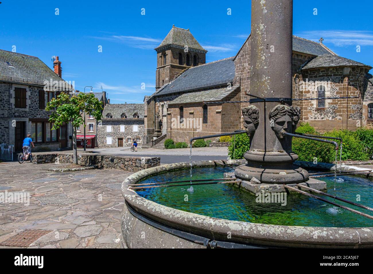 France, Cantal, fontaine et église dans le village de Trizac, parc ...