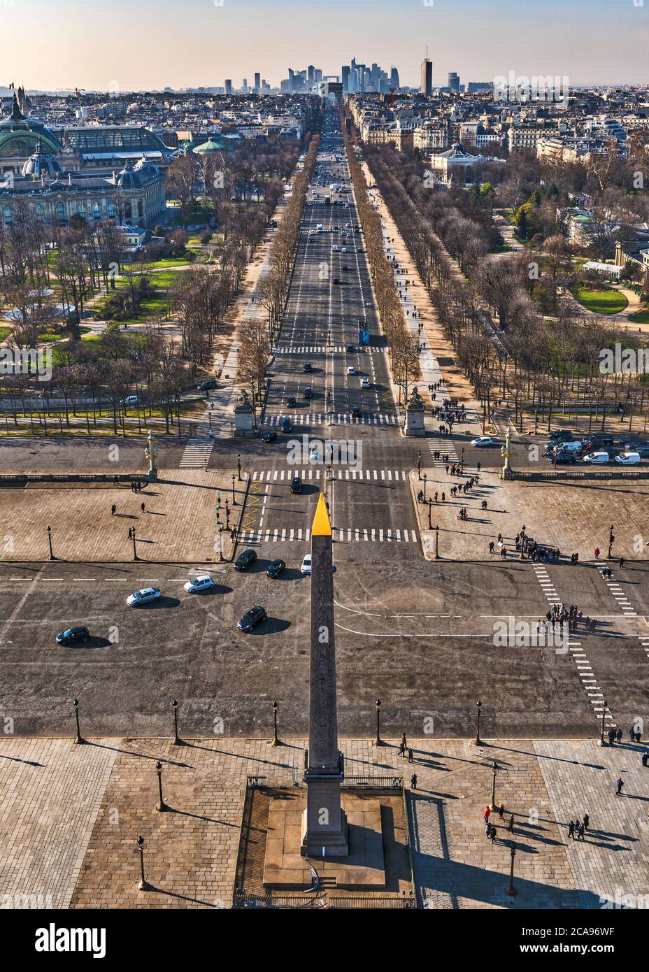 Vue aérienne sur la place de la Concorde et les champs-Elysées à Paris ...
