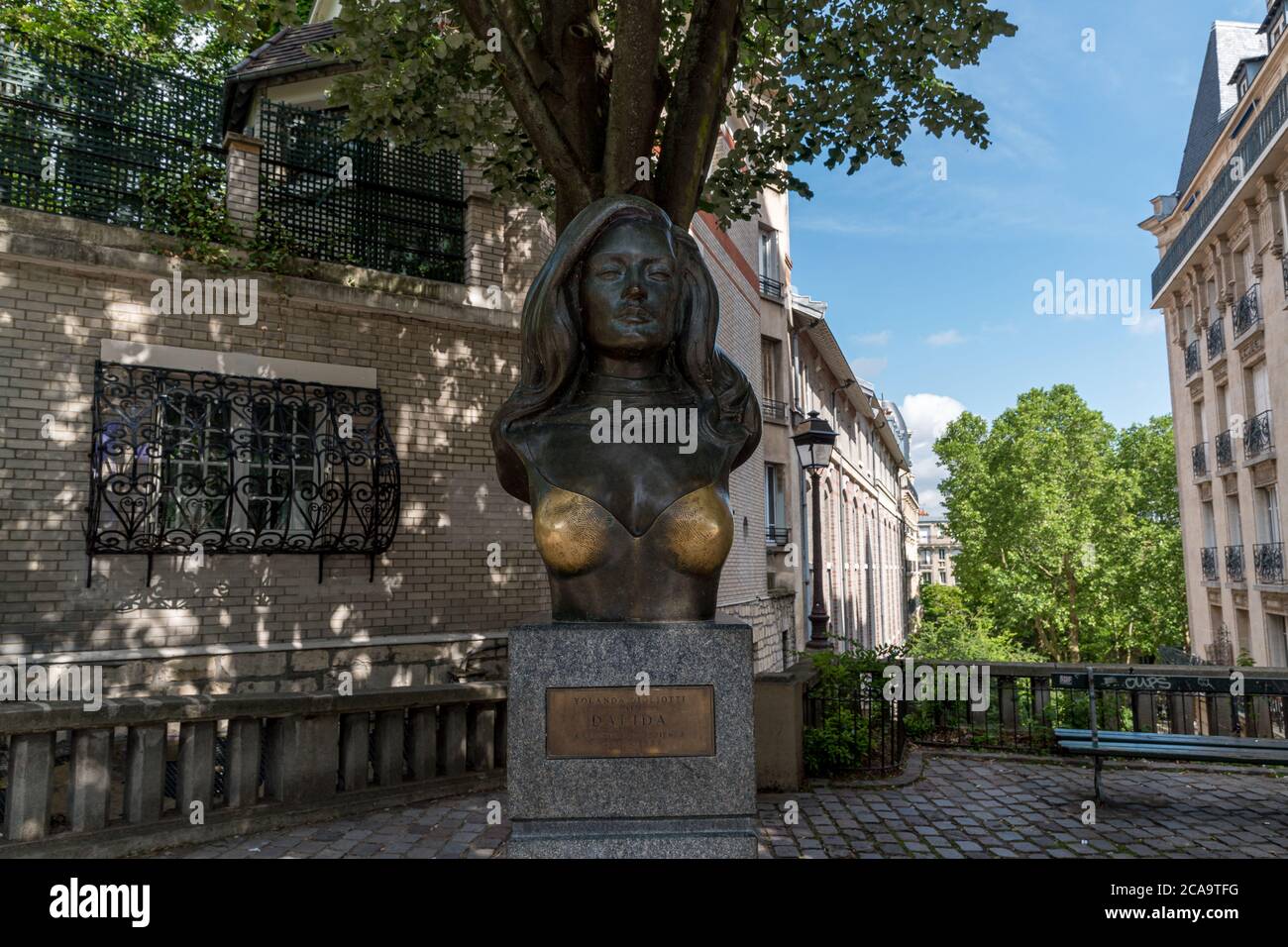 Statue de Dalida la chanteuse à la place Dalida de Montmartre, Paris ...