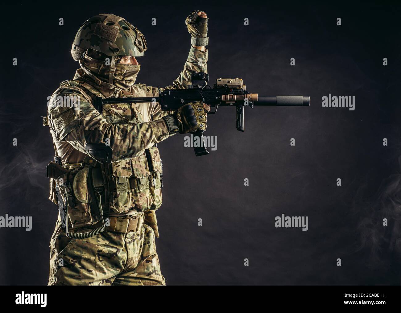courageux, homme fort avec arme isolée dans un espace noir, prêt à ...