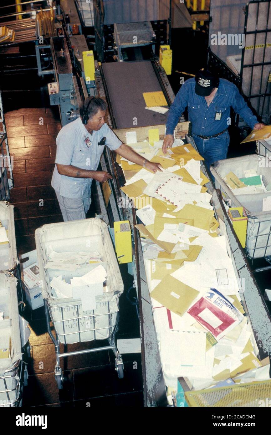 Sorting mail Banque de photographies et d’images à haute résolution - Alamy