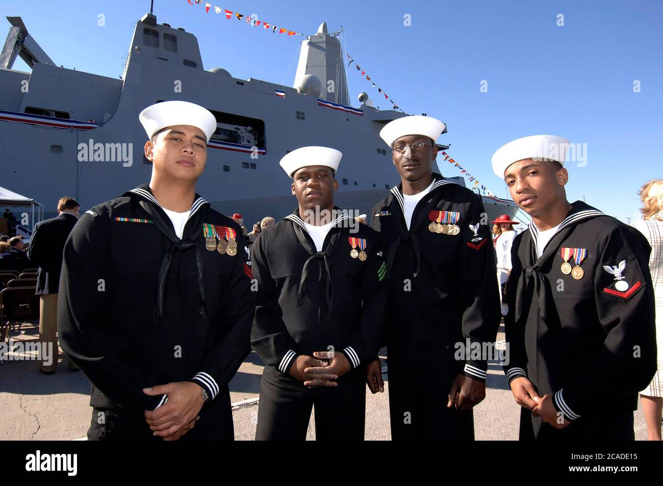Les marins de la marine portant des uniformes bleus de tenue de service ...