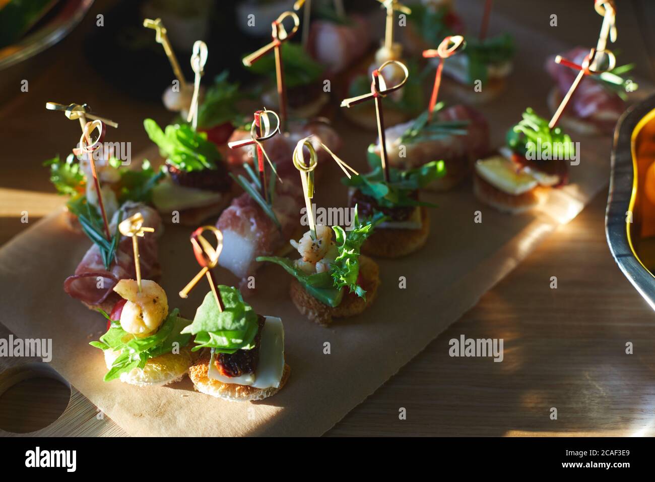 Table de banquet Restauration magnifiquement décorée avec des ...