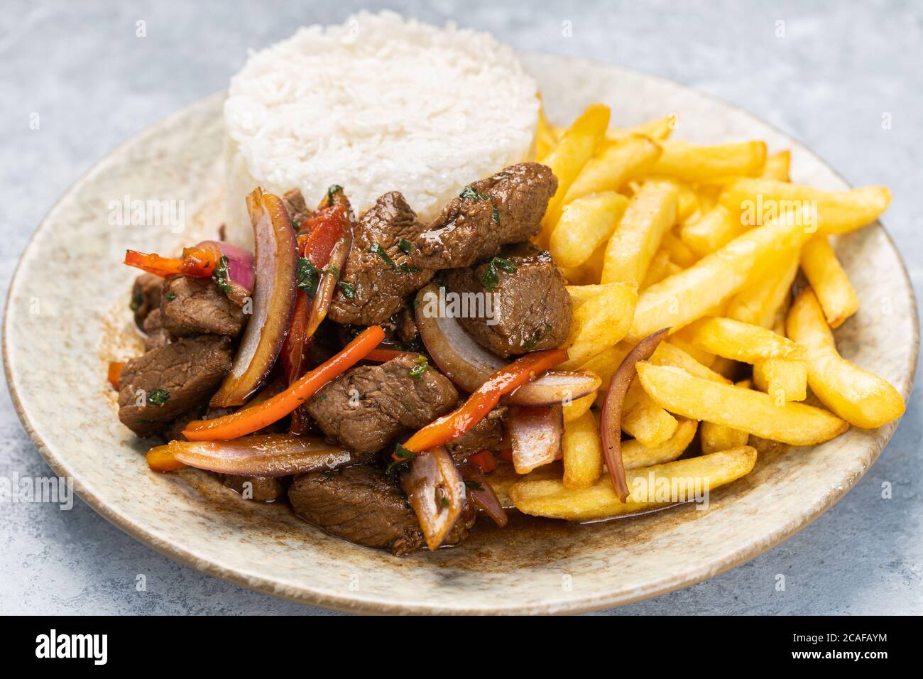 Gros plan de la viande rôtie avec de la sauce, des légumes et des ...
