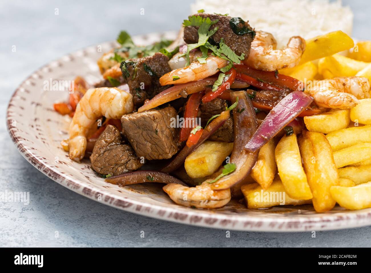 Gros plan de la viande rôtie avec de la sauce, des légumes et des ...