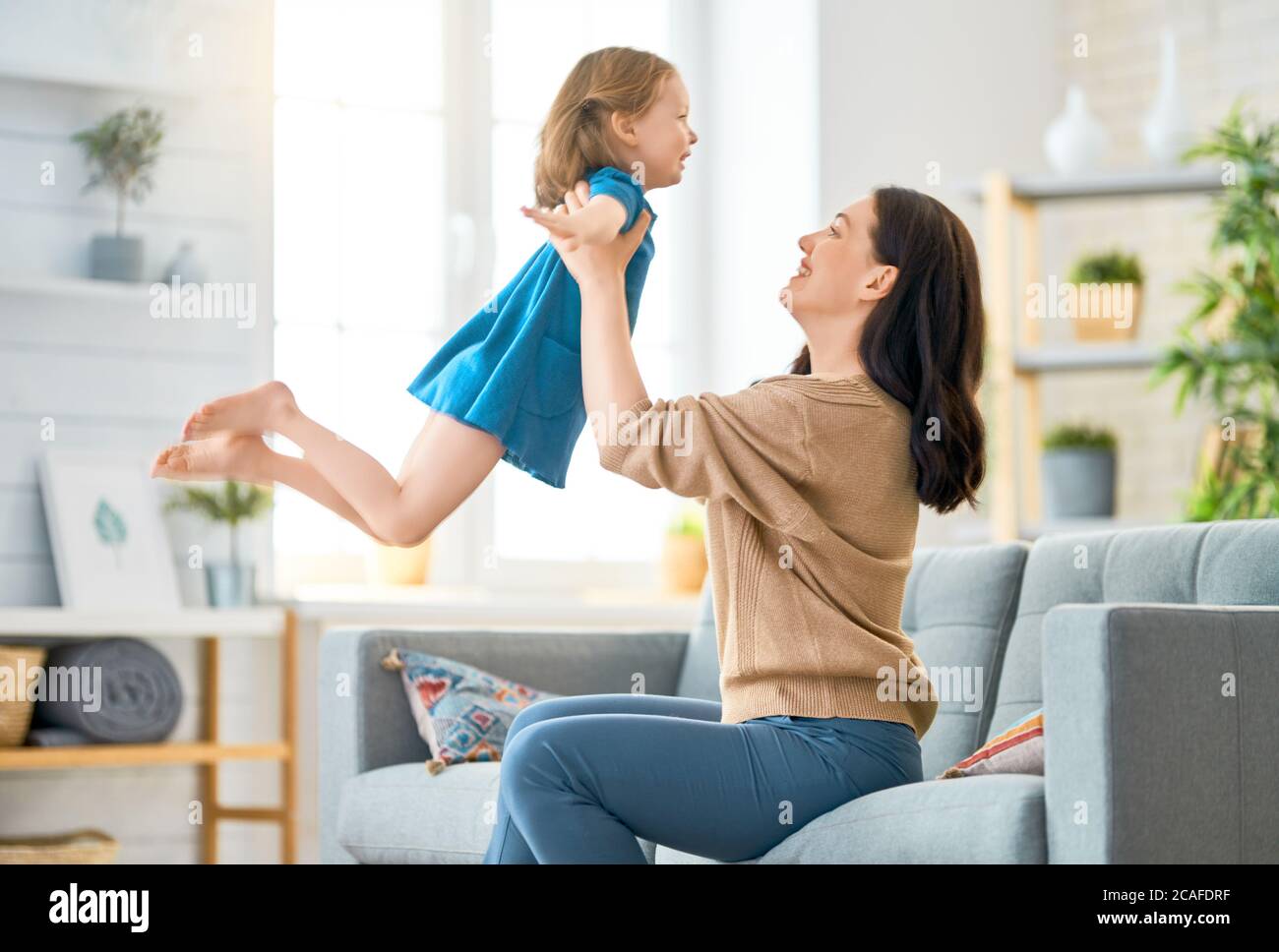 Bonne fête des mères ! Maman et sa fille fille fille fille jouent, sourient et embrasent ...
