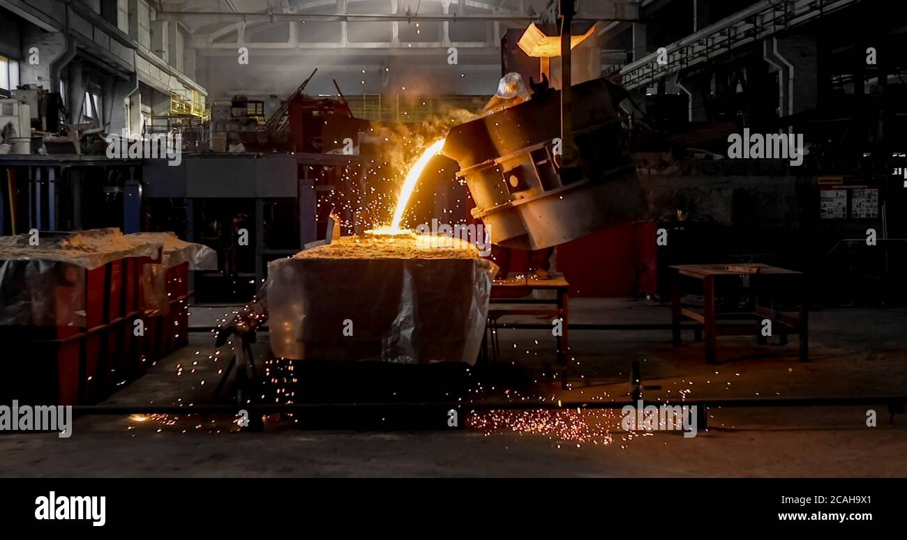 Fusion de métaux dans une usine métallurgique. Fer liquide dans la ...