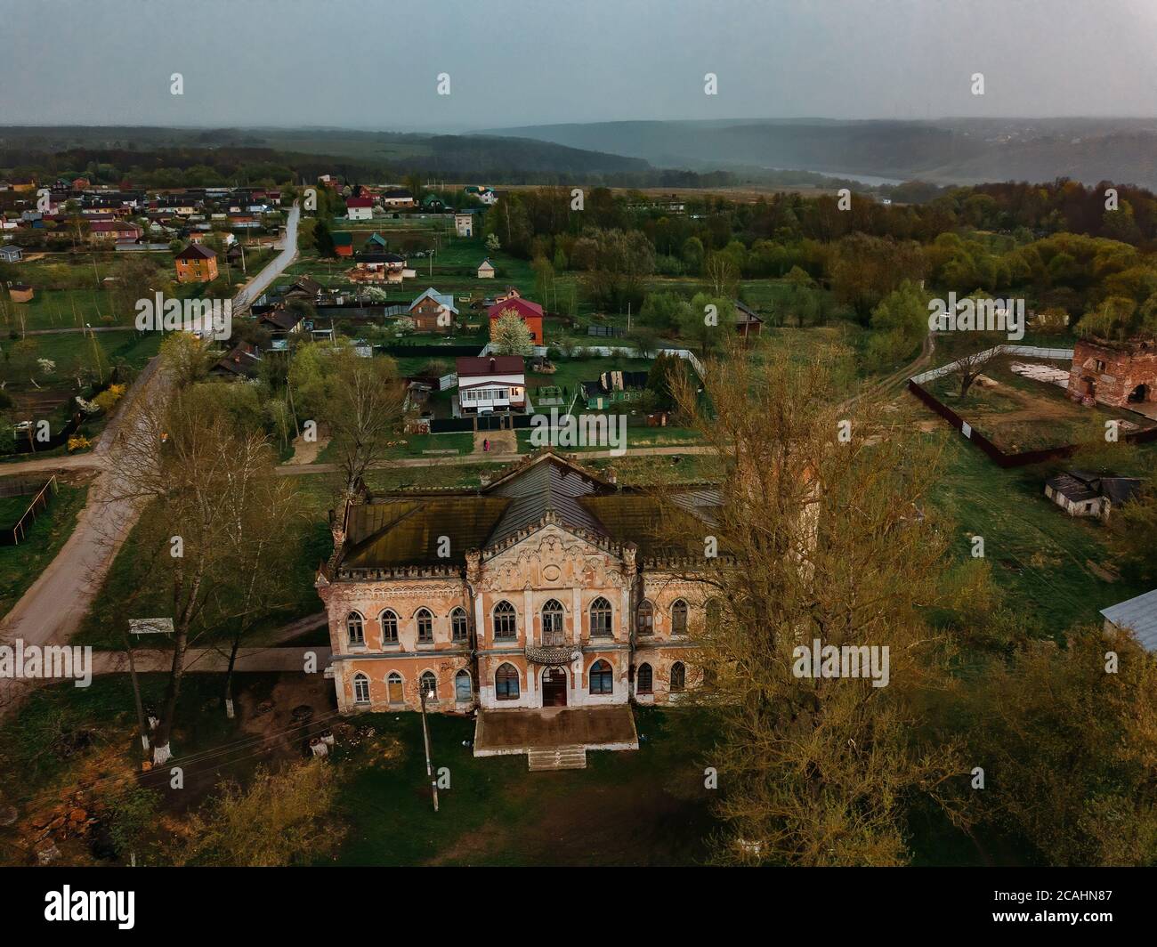 Ancien manoir abandonné en ruines de style gothique avec vitraux à ...