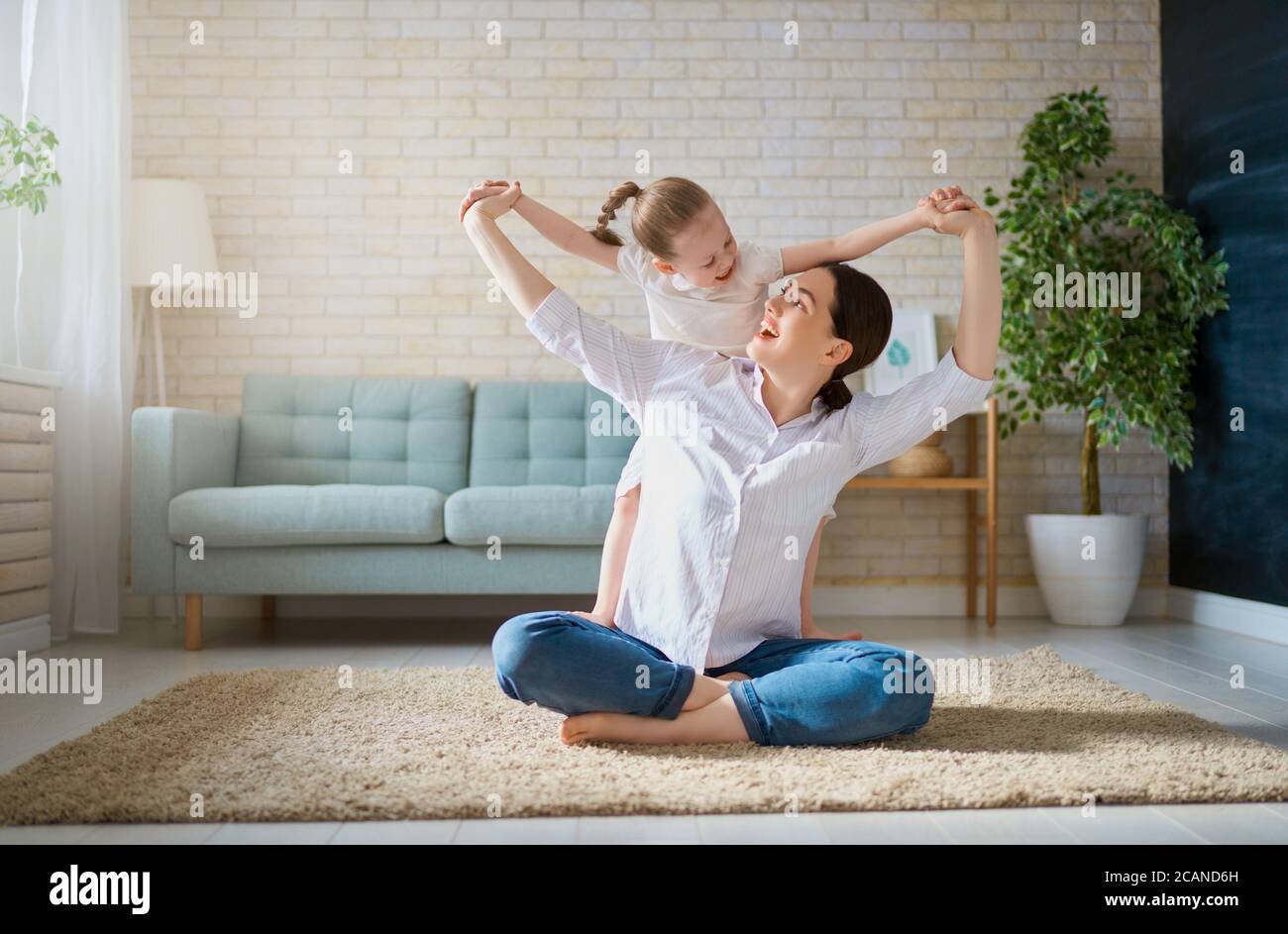 Bonne fête des mères ! Maman et sa fille fille fille fille jouent, sourient et embrasent ...