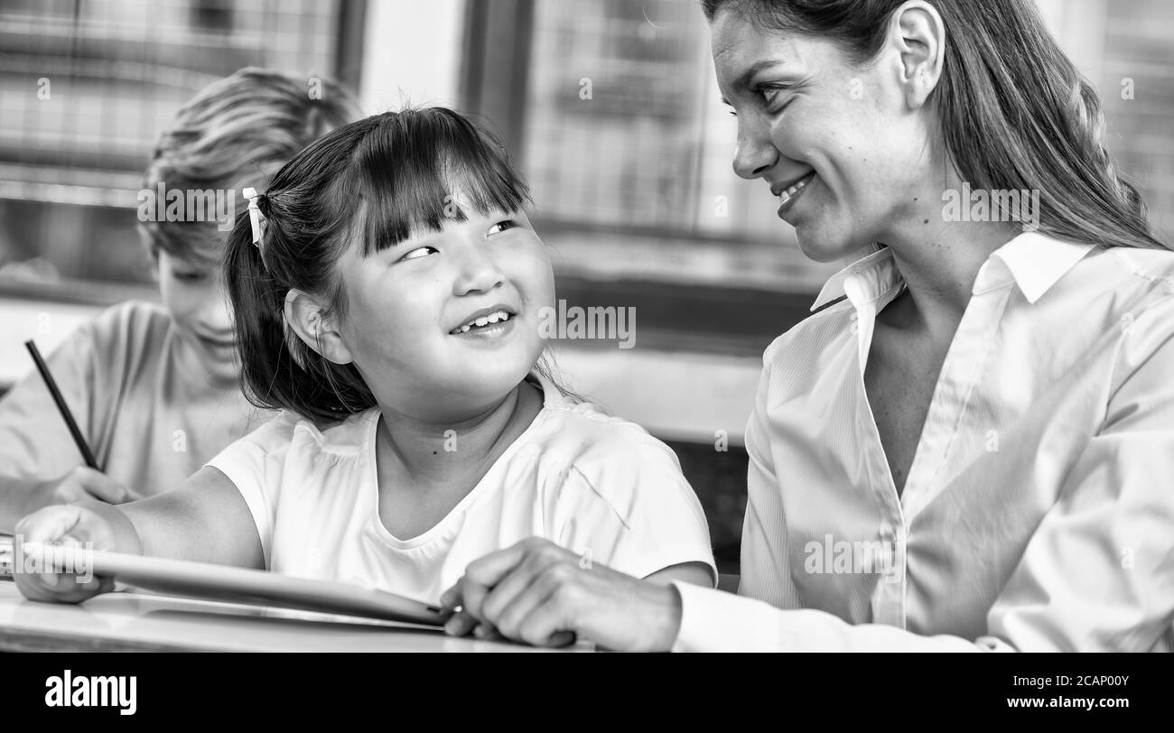 élèves classe primaire noir et blanc Banque de photographies et d ...