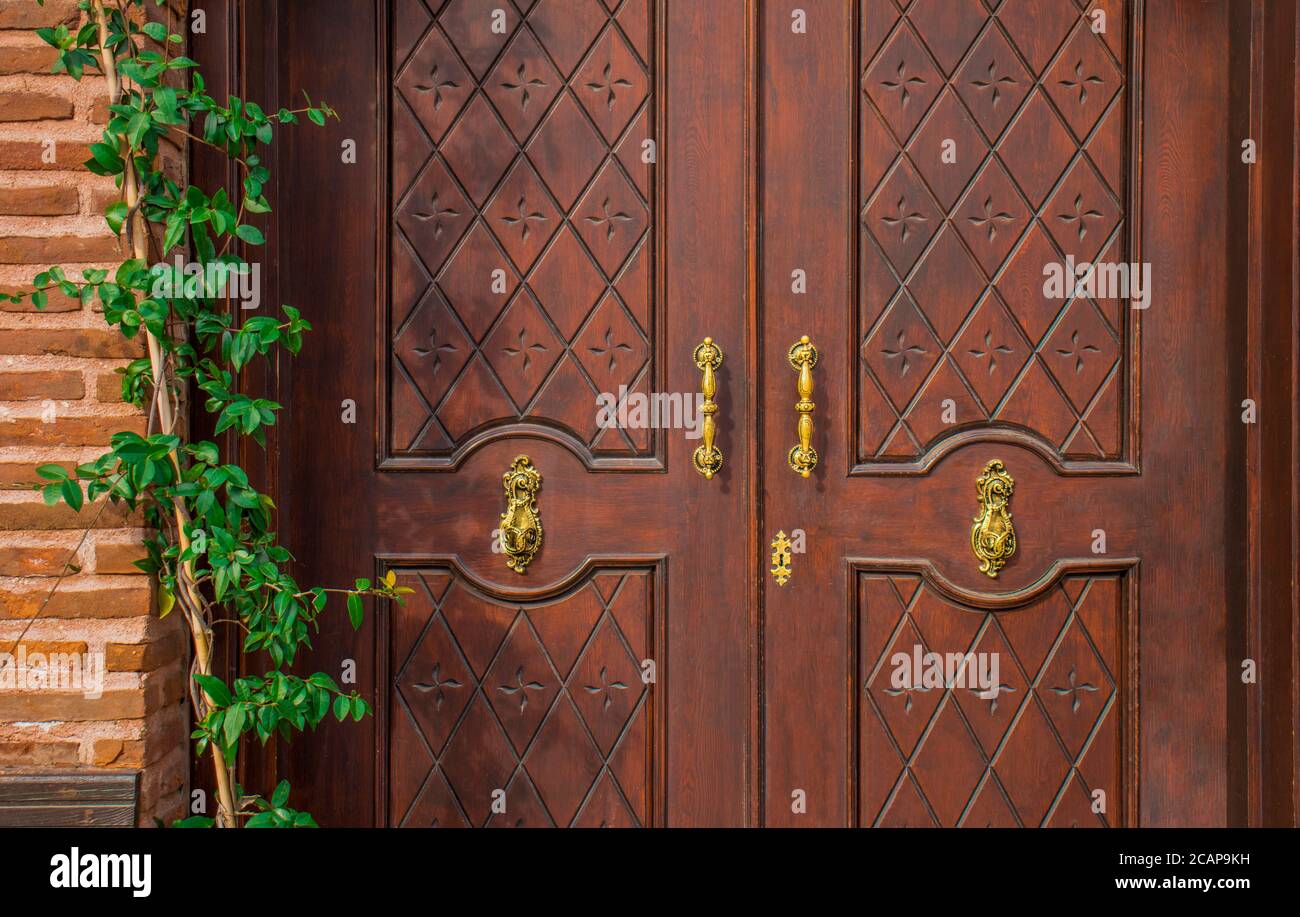 Ancienne porte en bois d'époque avec arcade en brique. Porte avant ...