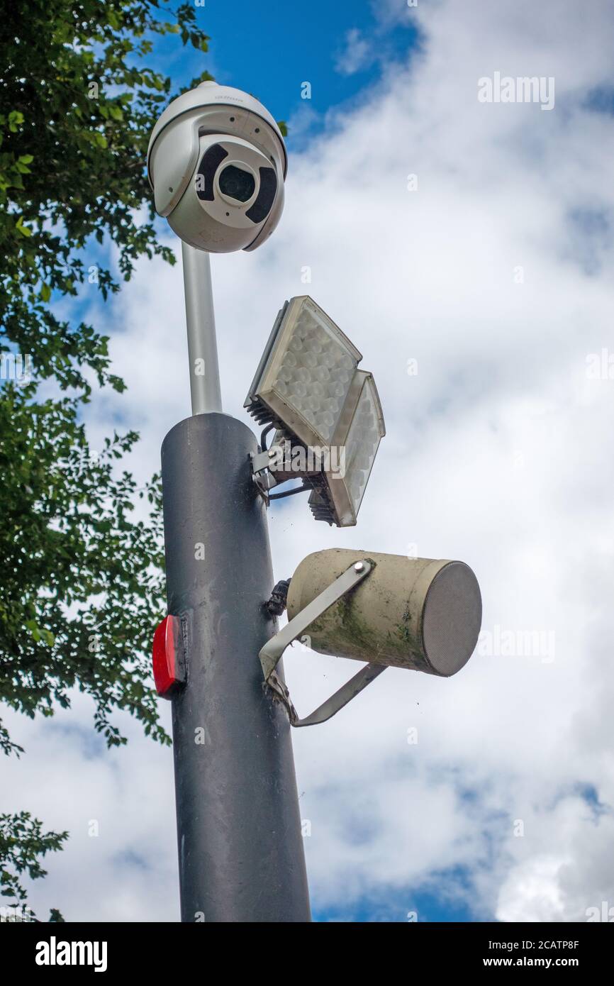 Caméra dôme de vidéosurveillance et projecteur LED sur poteau dans le ...