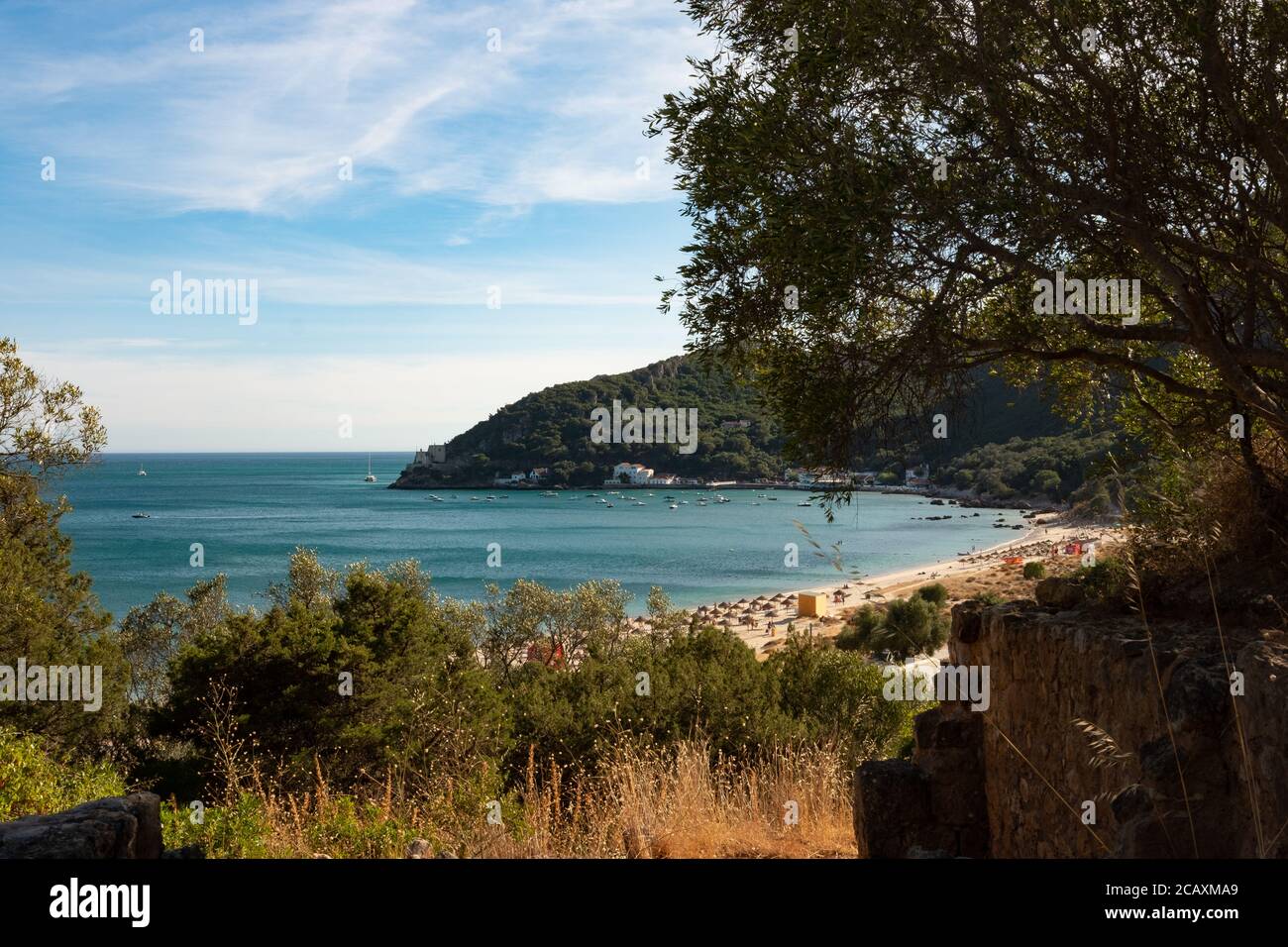 Plage et port de Portinho da Arrábida, à Setubal, Portugal Photo Stock ...