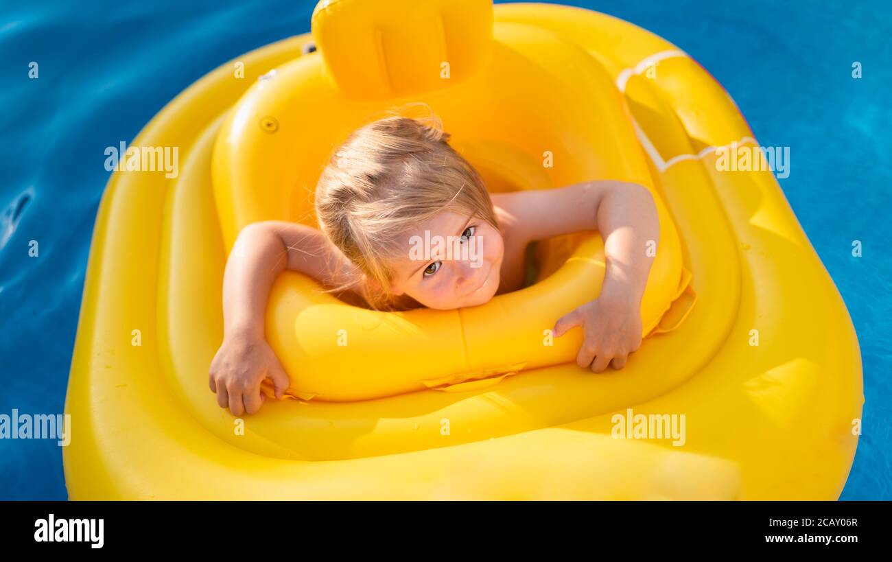 Flotteur De Piscine Jaune Banque De Photographies Et Dimages à Haute
