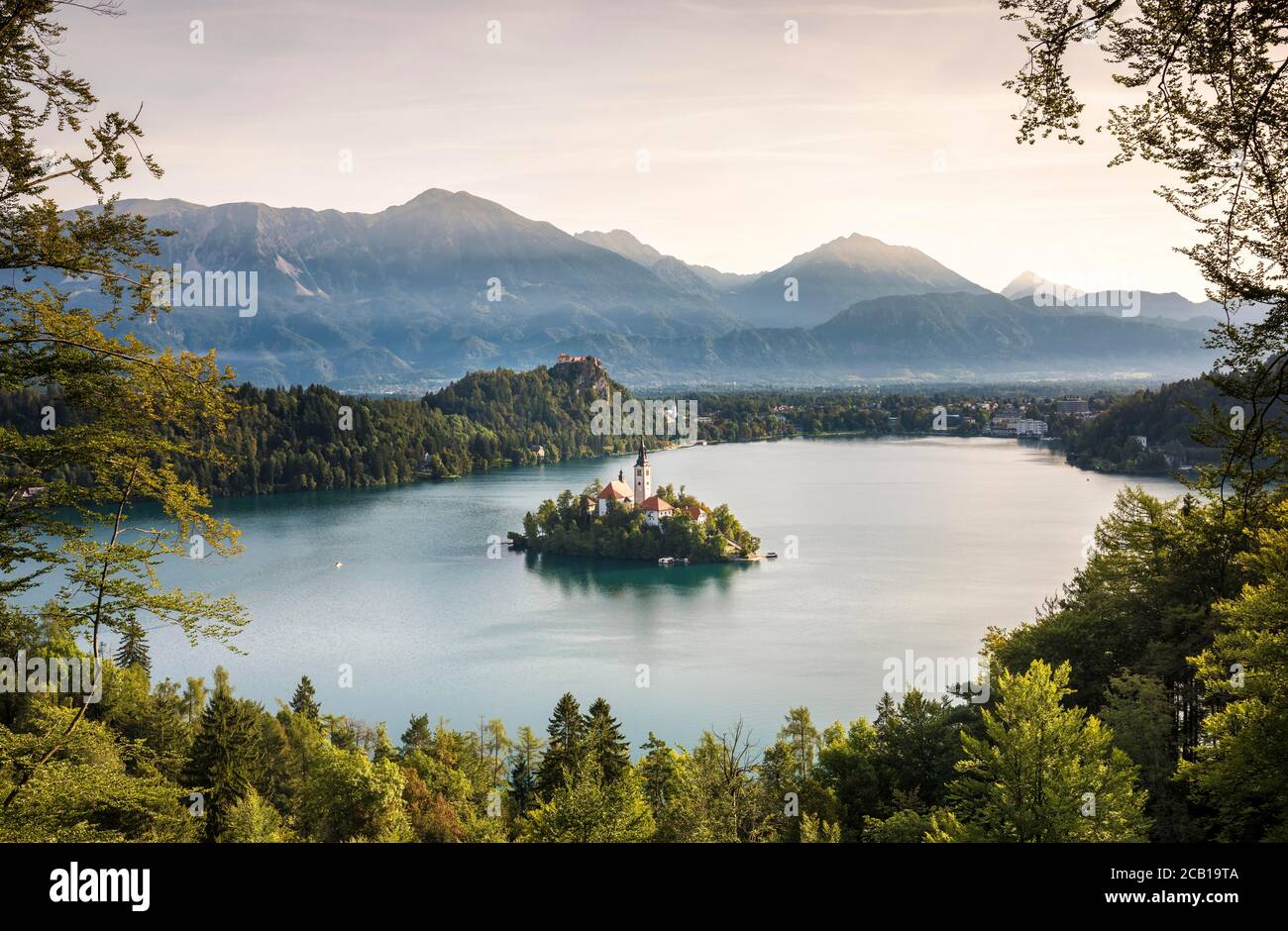 Lac Bled avec l'île Blejski Otok avec l'église Sainte Marie, derrière ...