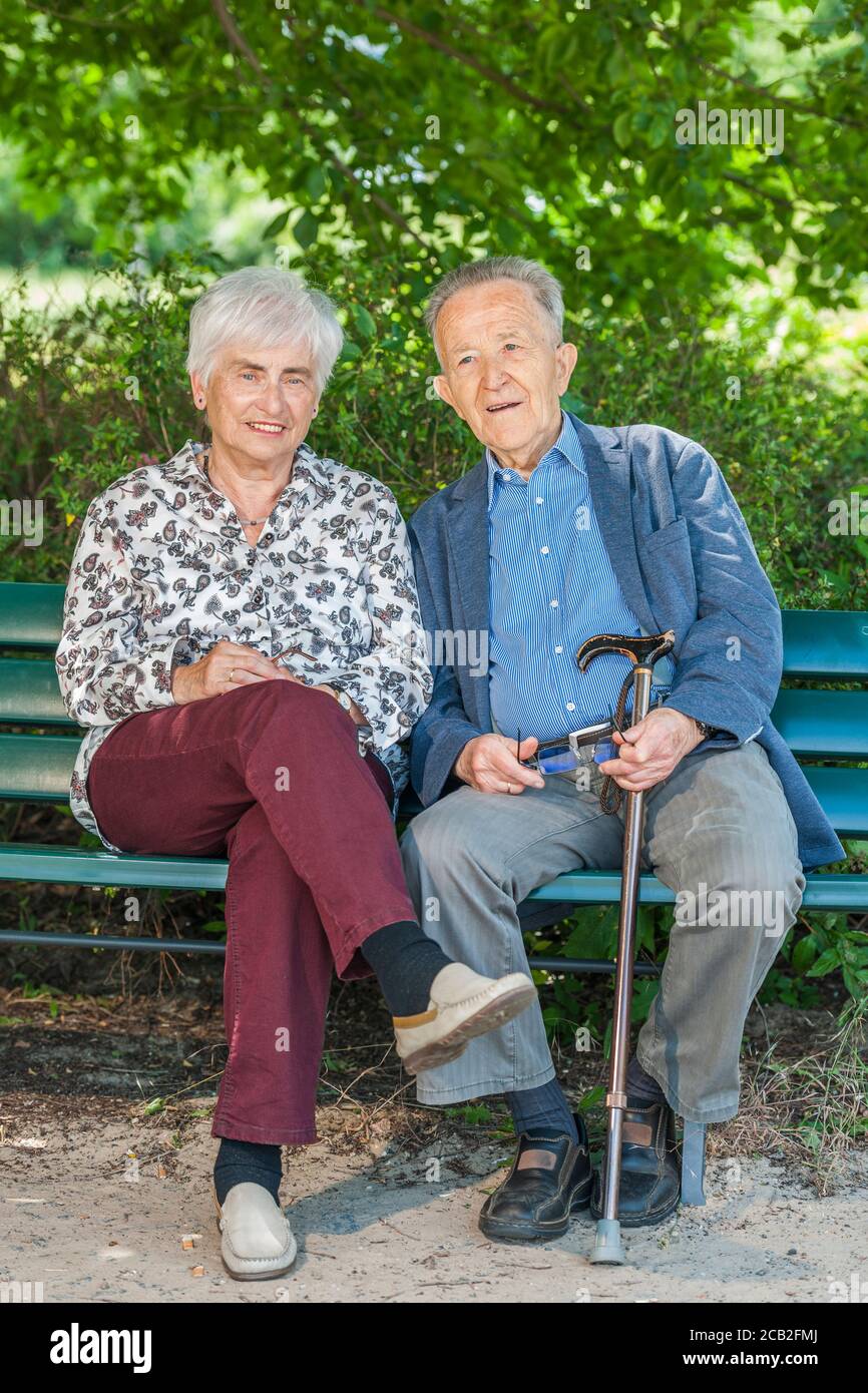 Couple Sur Un Banc De Parc Banque De Photographies Et Dimages à Haute