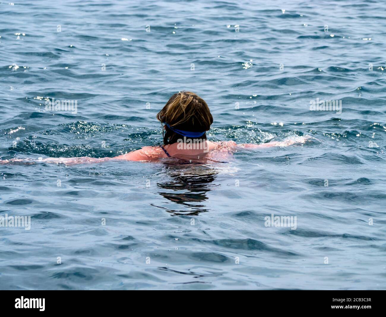 Femme nageant dans la mer Banque de photographies et d’images à haute ...