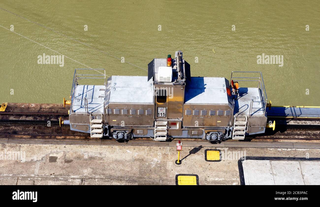 Remorqueurs électriques, ou mule, qui conduisent seul l'expédition de l ...