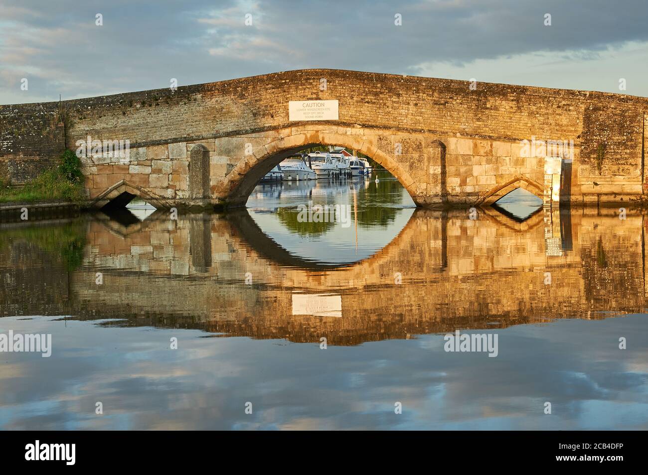 Pont reflets eau Banque de photographies et d’images à haute résolution ...