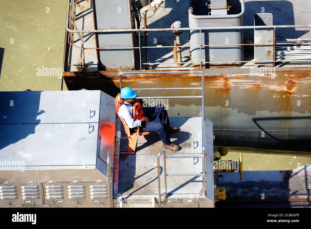 Remorqueurs électriques, ou mule, qui conduisent seul l'expédition de l ...