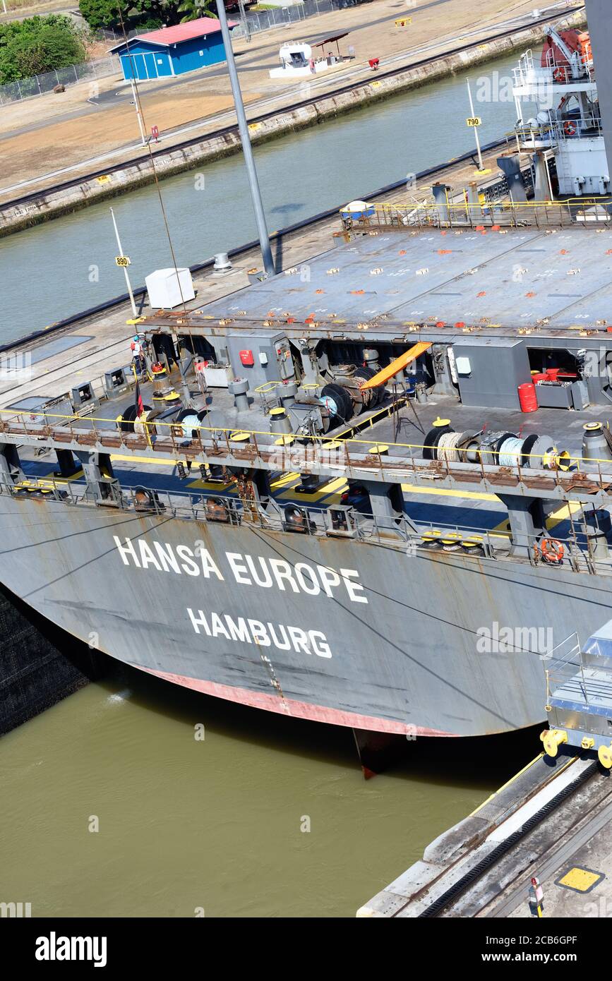 La poupe du navire à conteneurs Hansa Europe qui sort de l'écluse de ...