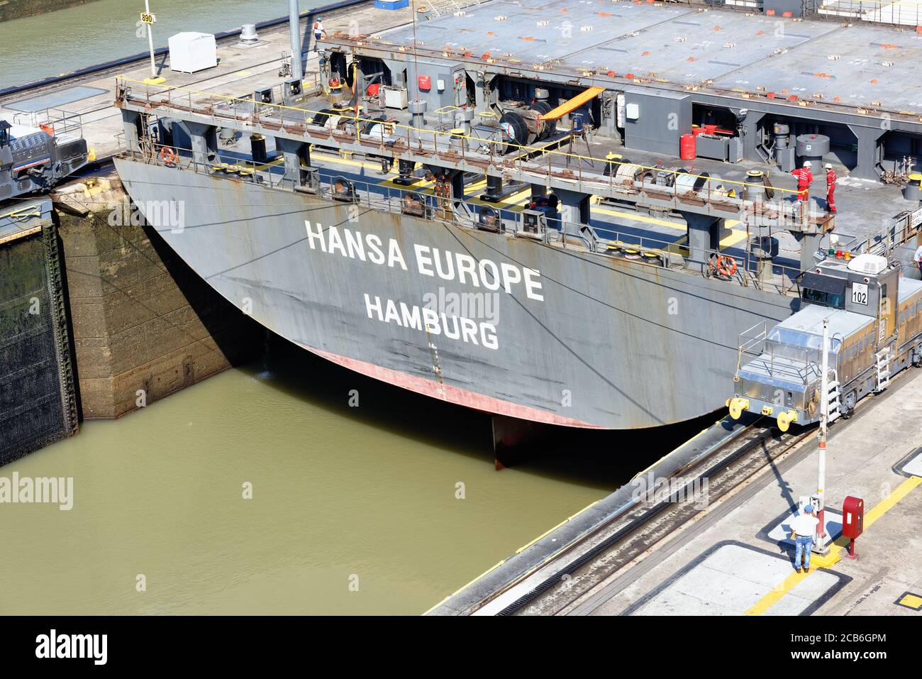 La poupe du navire à conteneurs Hansa Europe qui sort de l'écluse de ...