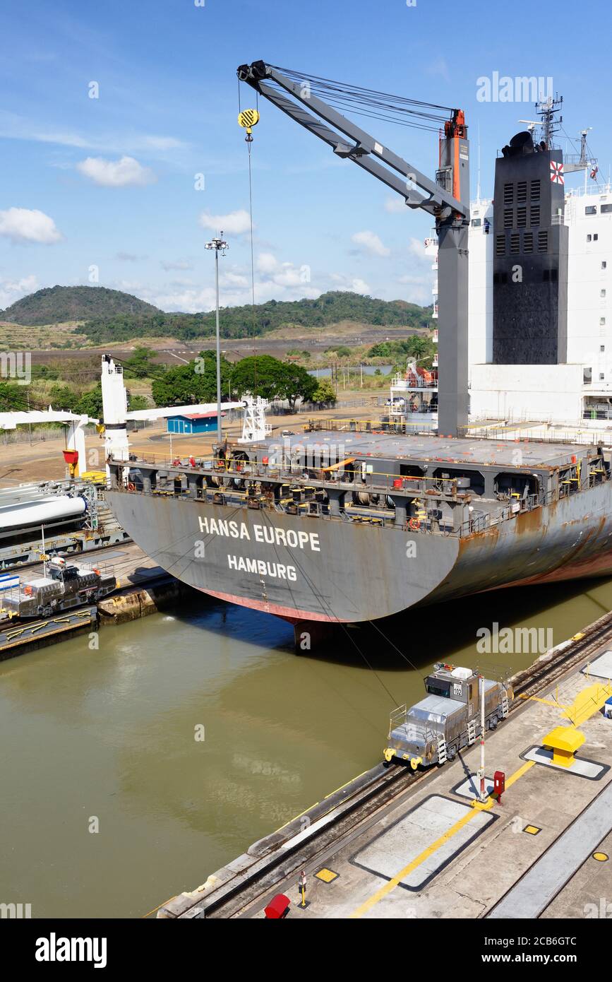 La poupe du navire à conteneurs Hansa Europe qui sort de l'écluse de ...