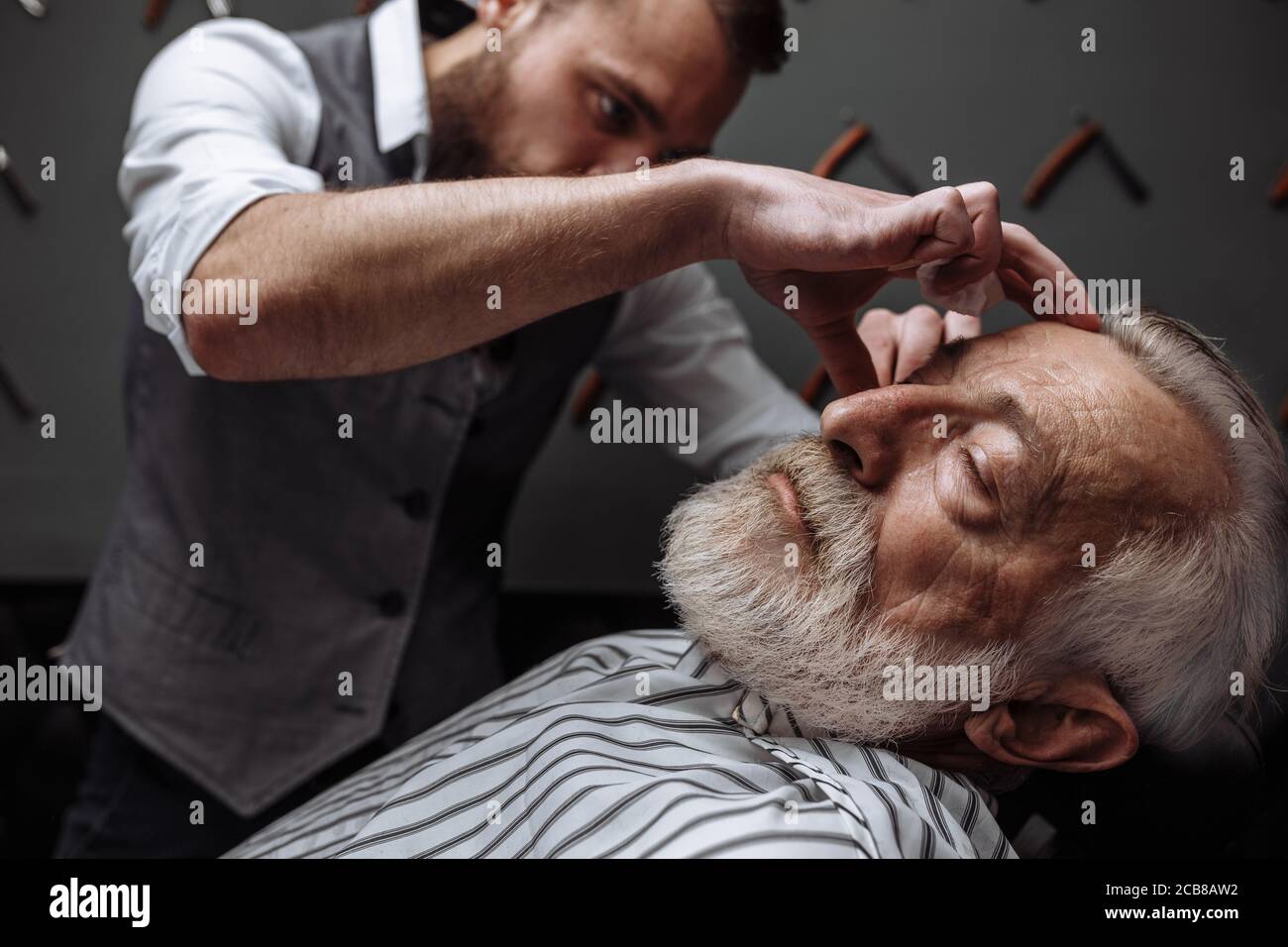 Portrait homme respectable visiter hairstylist dans barber shop pour ...