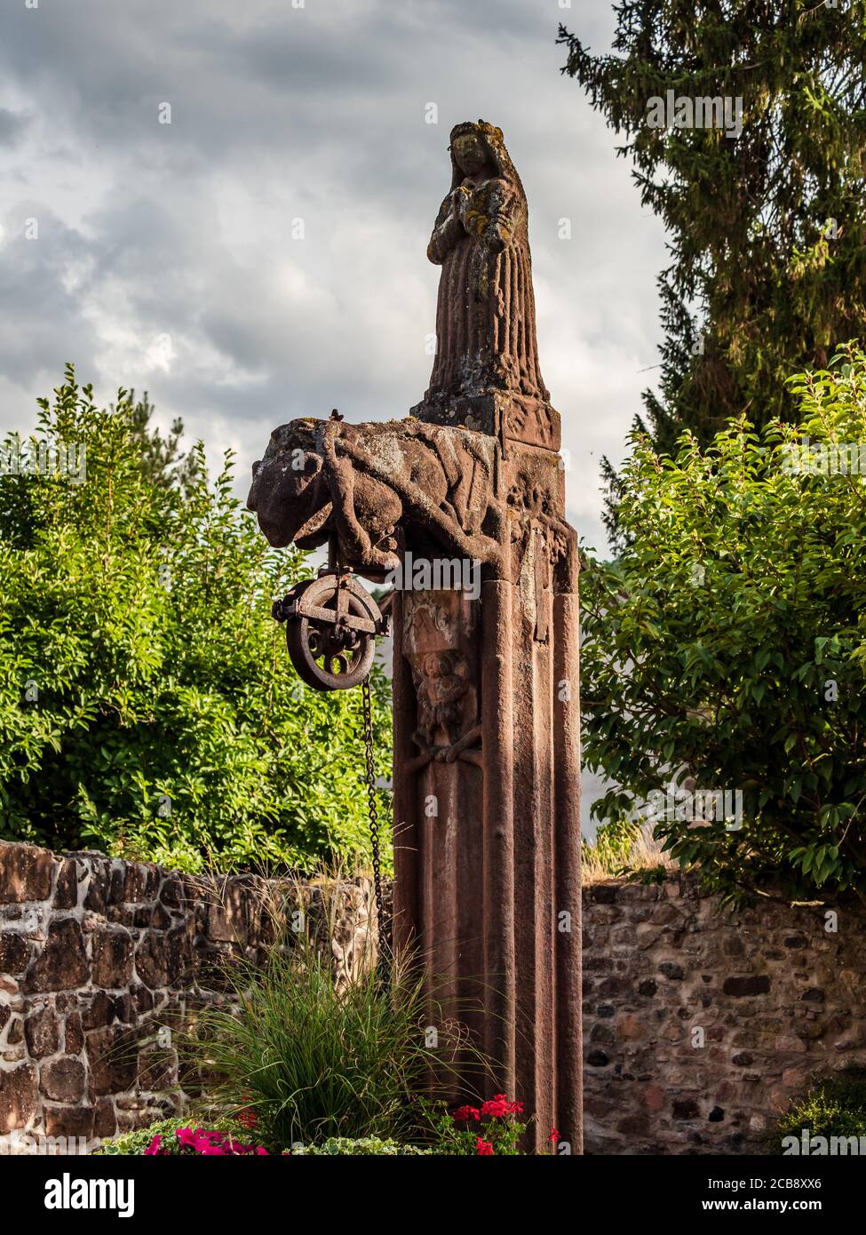 Statue médiévale en pierre sur un ancien puits, Alsace, territoire de l'abbaye d'Andlau. France ...