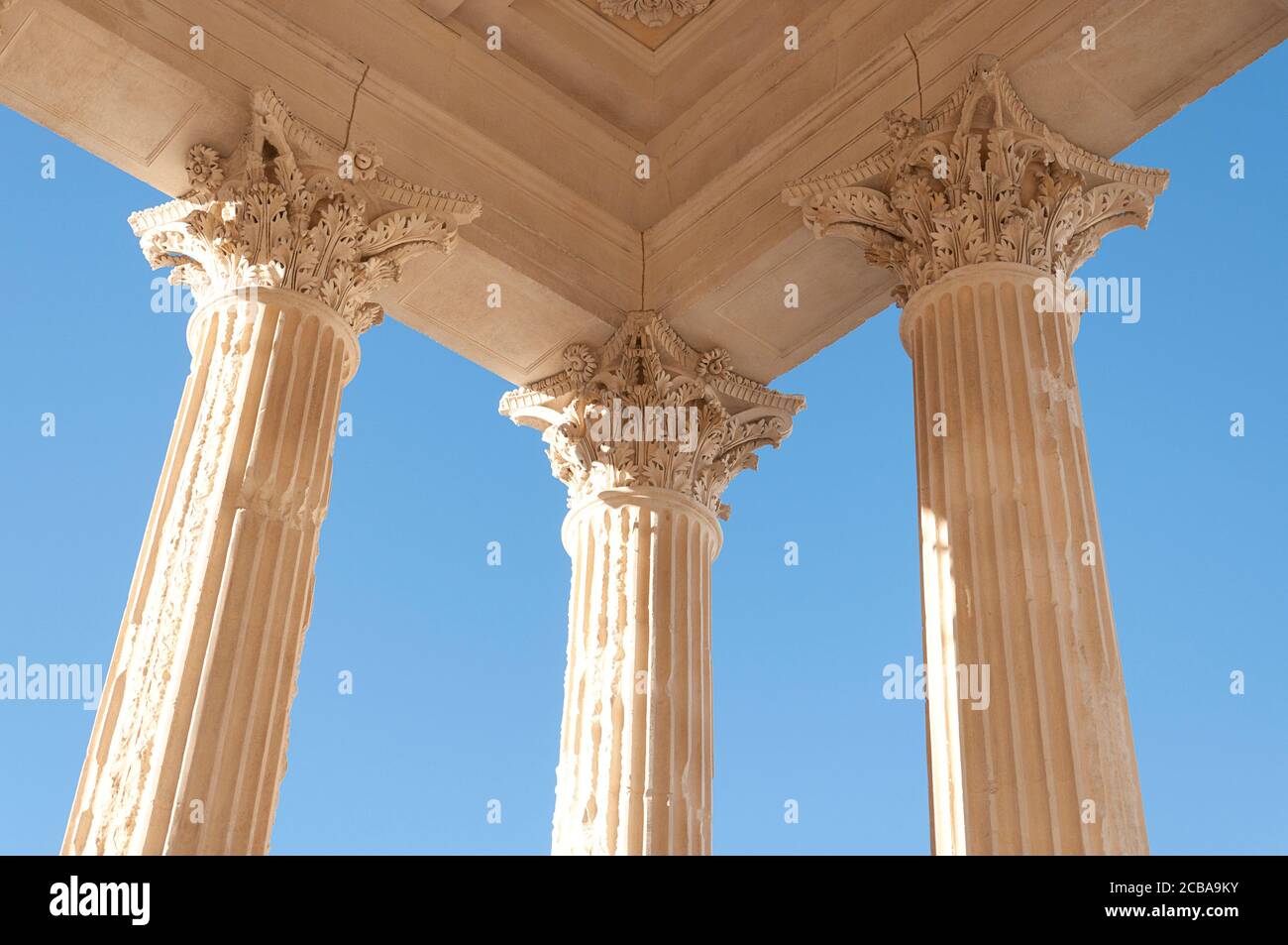 Chapiteaux corinthiens colonnes nimes Banque de photographies et d ...