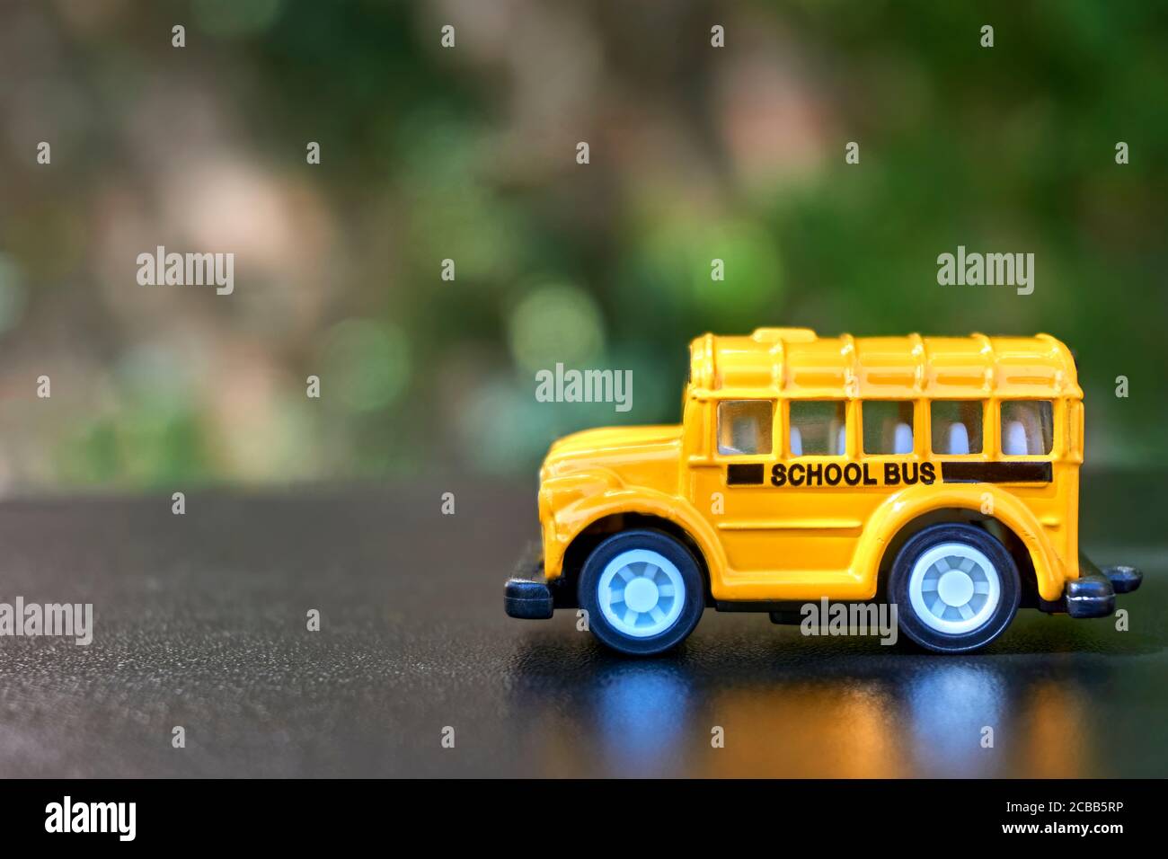 Petit bus scolaire jaune Banque de photographies et d’images à haute ...