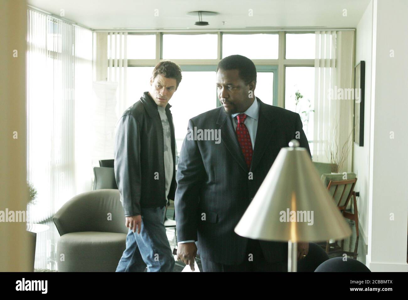 ÉTATS-UNIS. Wendell Pierce et Dominic West dans la série de télévision ©HBO : le fil - saison 3 ...