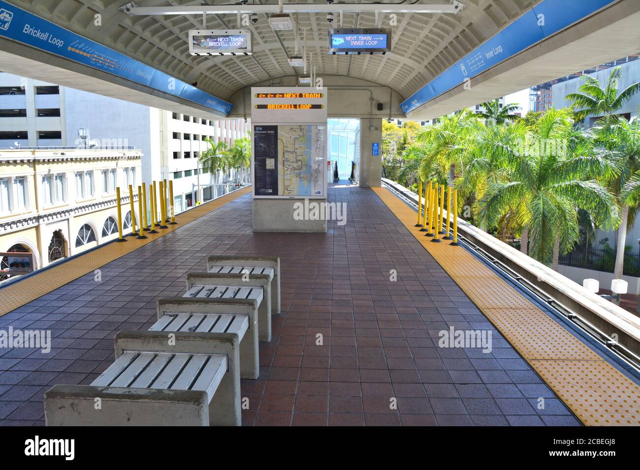 Station de metromover de brickell transport en commun gratuit train de ...