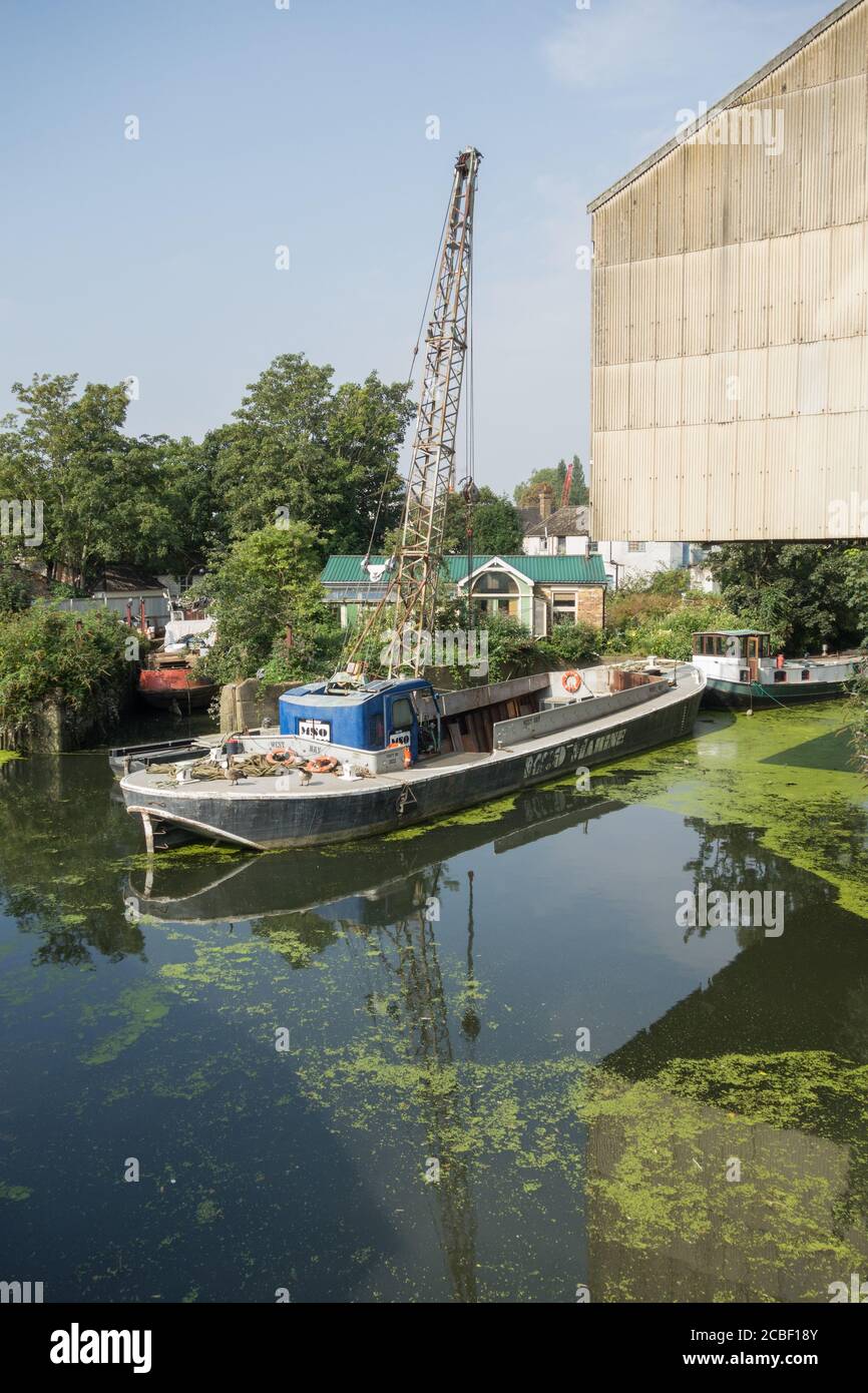 Grue sur une barge Banque de photographies et d’images à haute ...