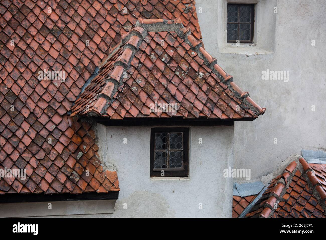 Détails des toits de tuiles rouges de la ville médiévale de Brasov en ...