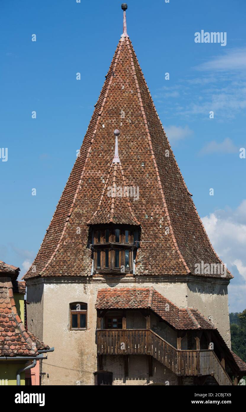 Détails des toits de tuiles rouges de la ville médiévale de Brasov en ...