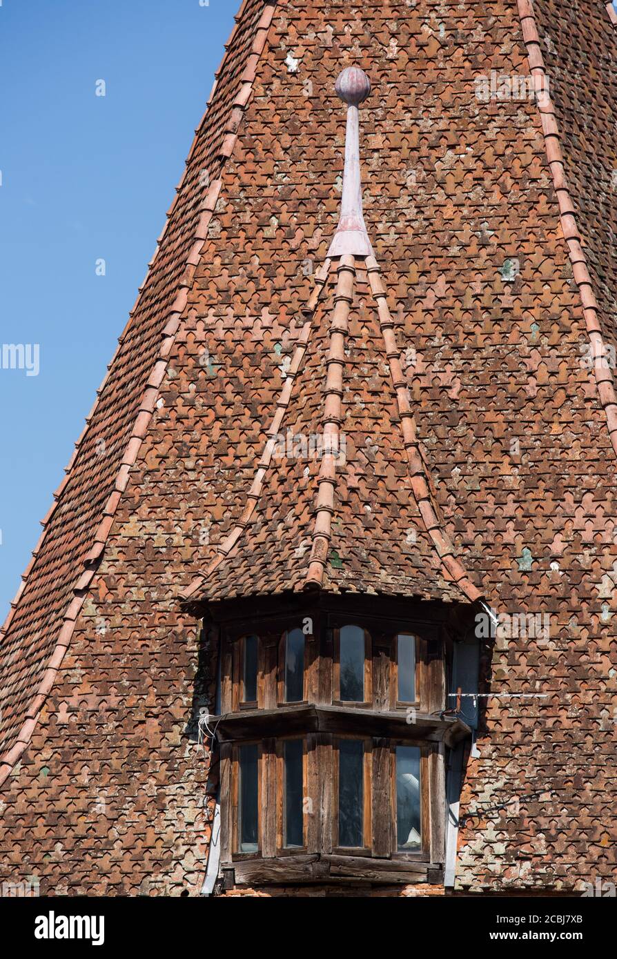 Détails des toits de tuiles rouges de la ville médiévale de Brasov en ...