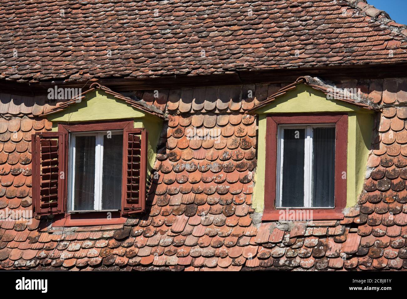 Détails des toits de tuiles rouges de la ville médiévale de Brasov en ...