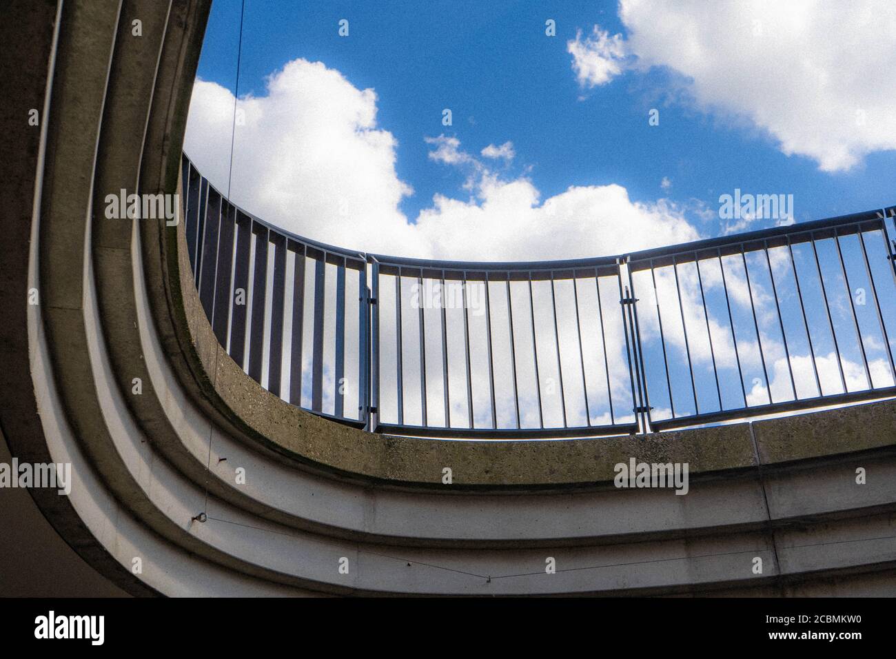 Pont courbe Banque de photographies et d’images à haute résolution - Alamy