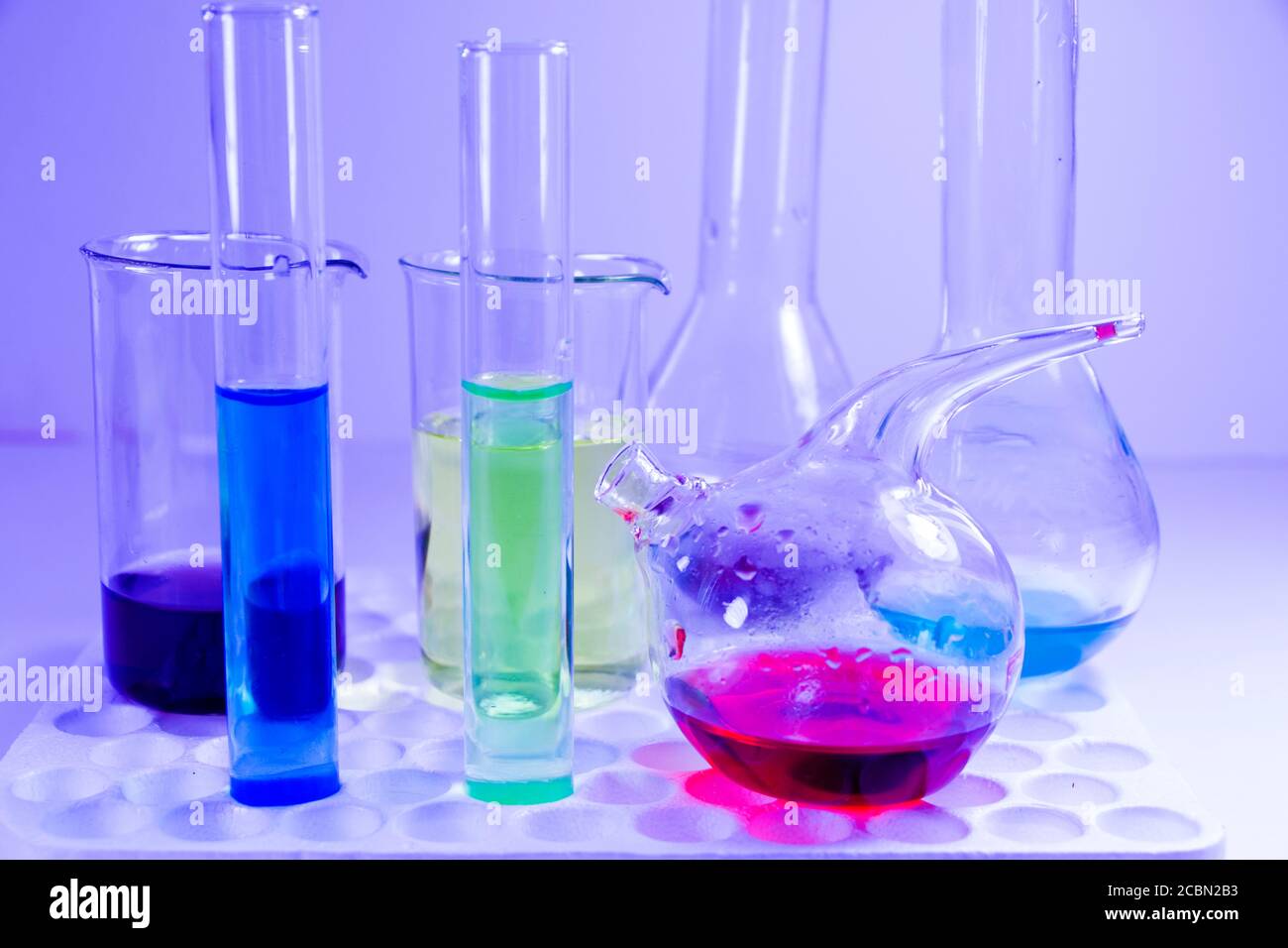 Instruments de laboratoire chimique, verrerie et pipette. Tests et ...