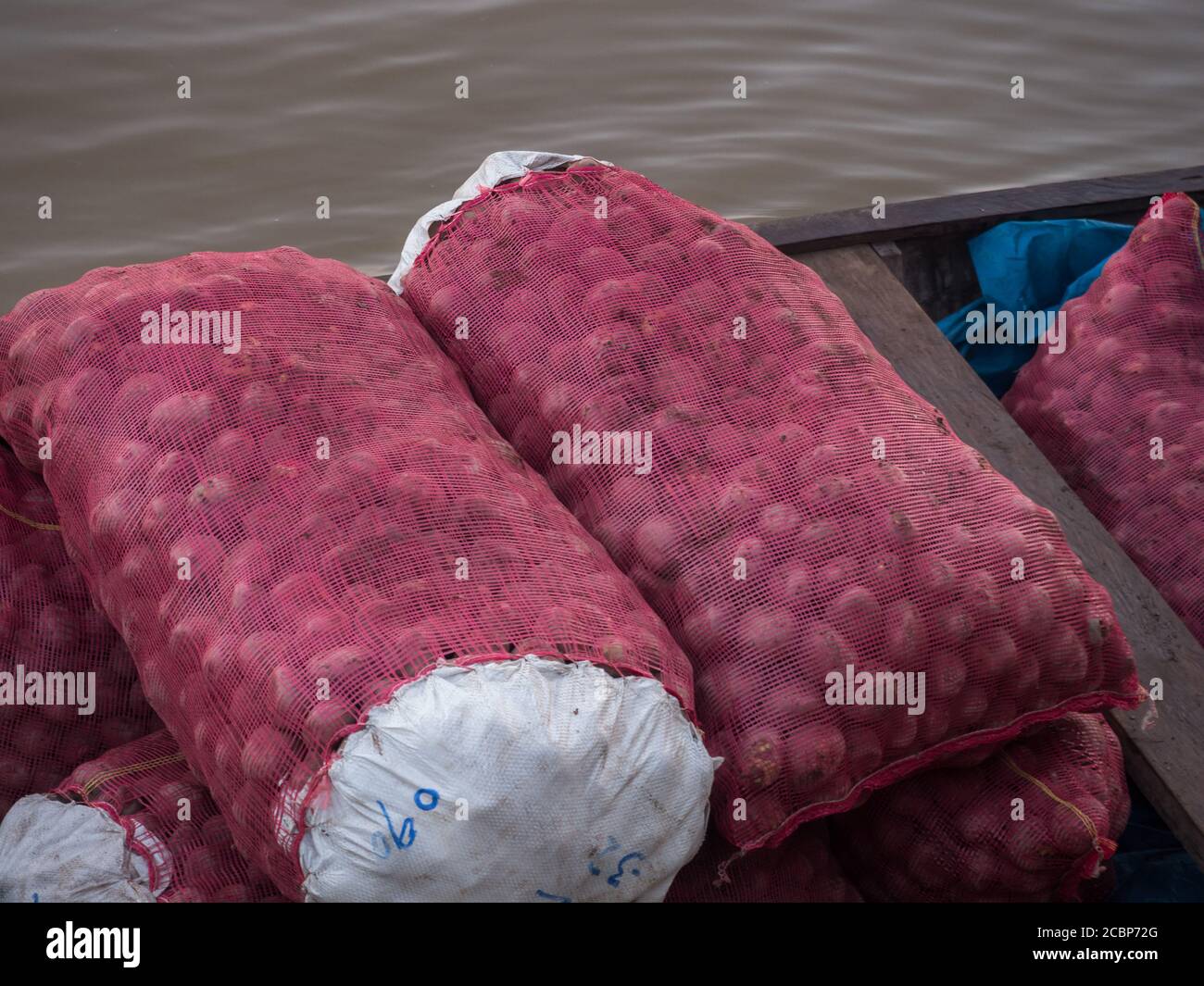 Différents types de pommes de terre dans un grand sac sur un bateau en ...