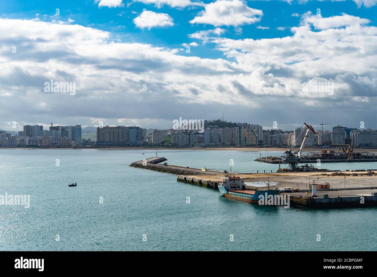 Paysage du port de Tanger-Med sous la lumière du soleil et Un ciel bleu ...