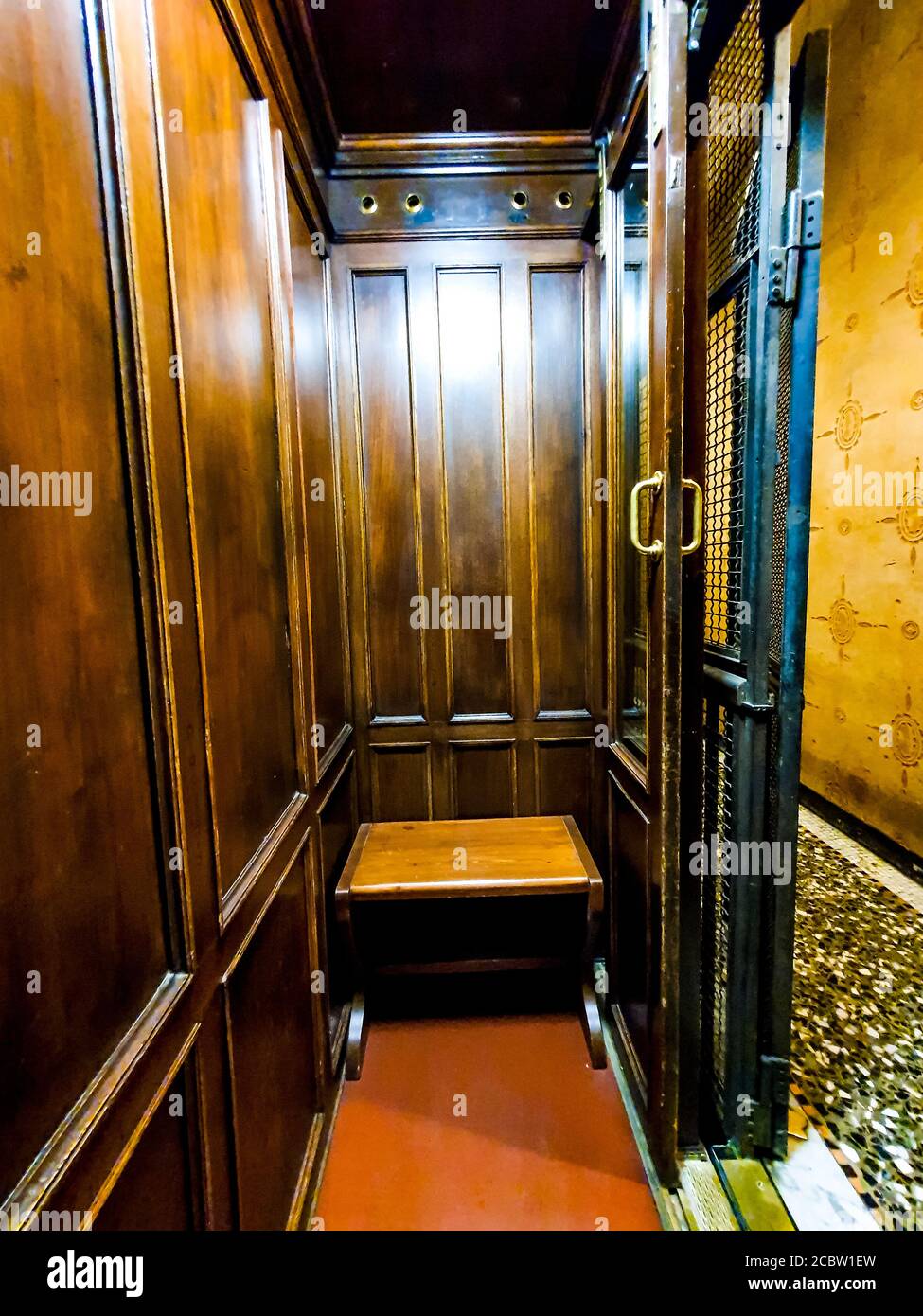 Ascenseur sombre Banque de photographies et d’images à haute résolution - Page 2 - Alamy