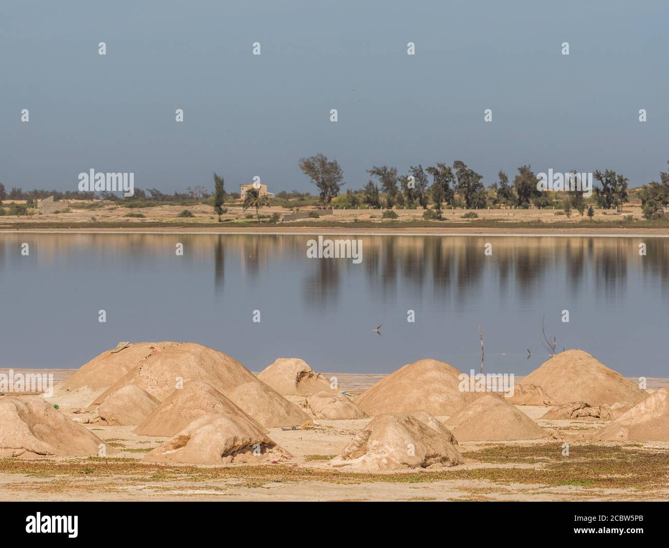 Vue sur le lac Rose (qui signifie le lac Pink). Le lac de Retba, avec ...