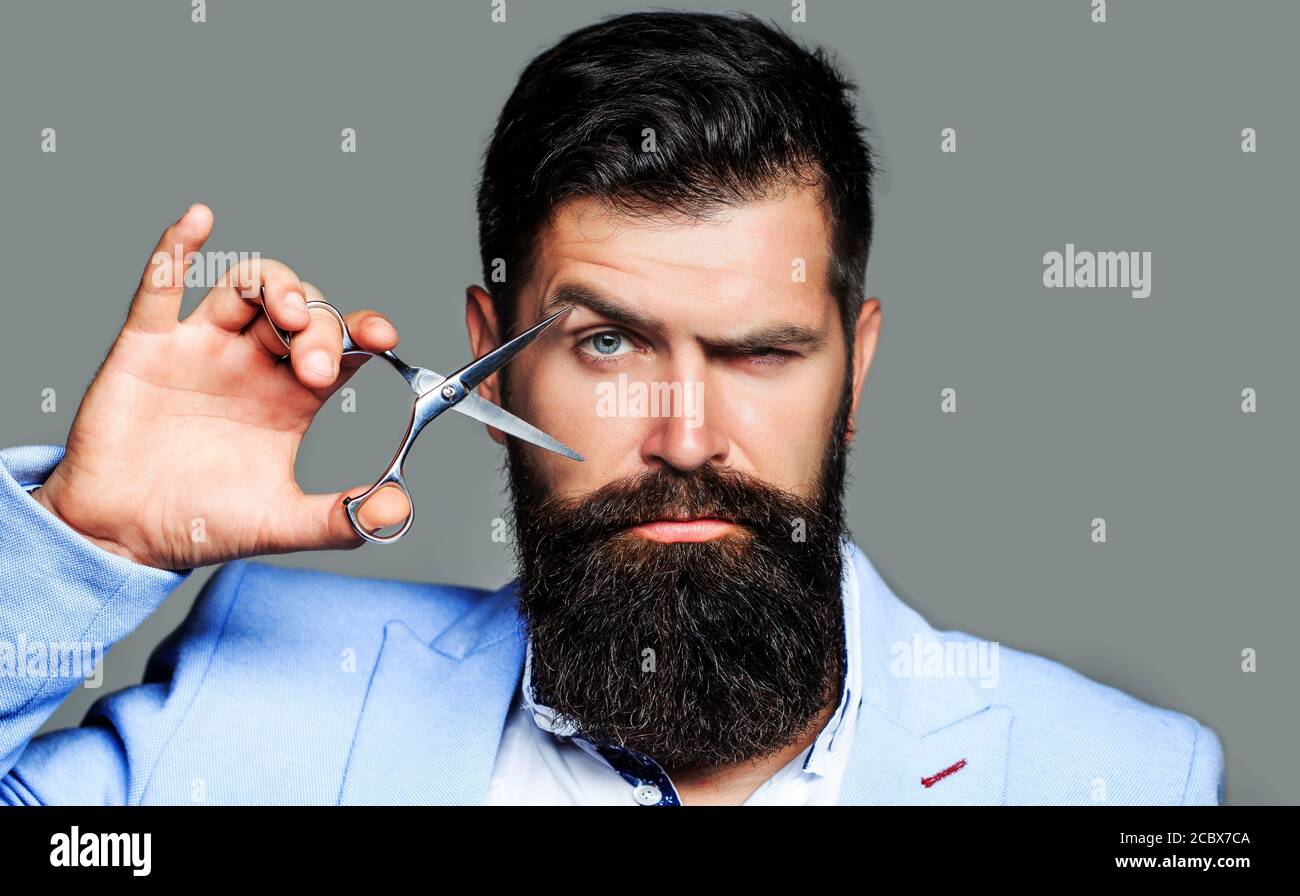 Coupe de cheveux du Mans au salon de coiffure. Ciseaux de coiffure ...