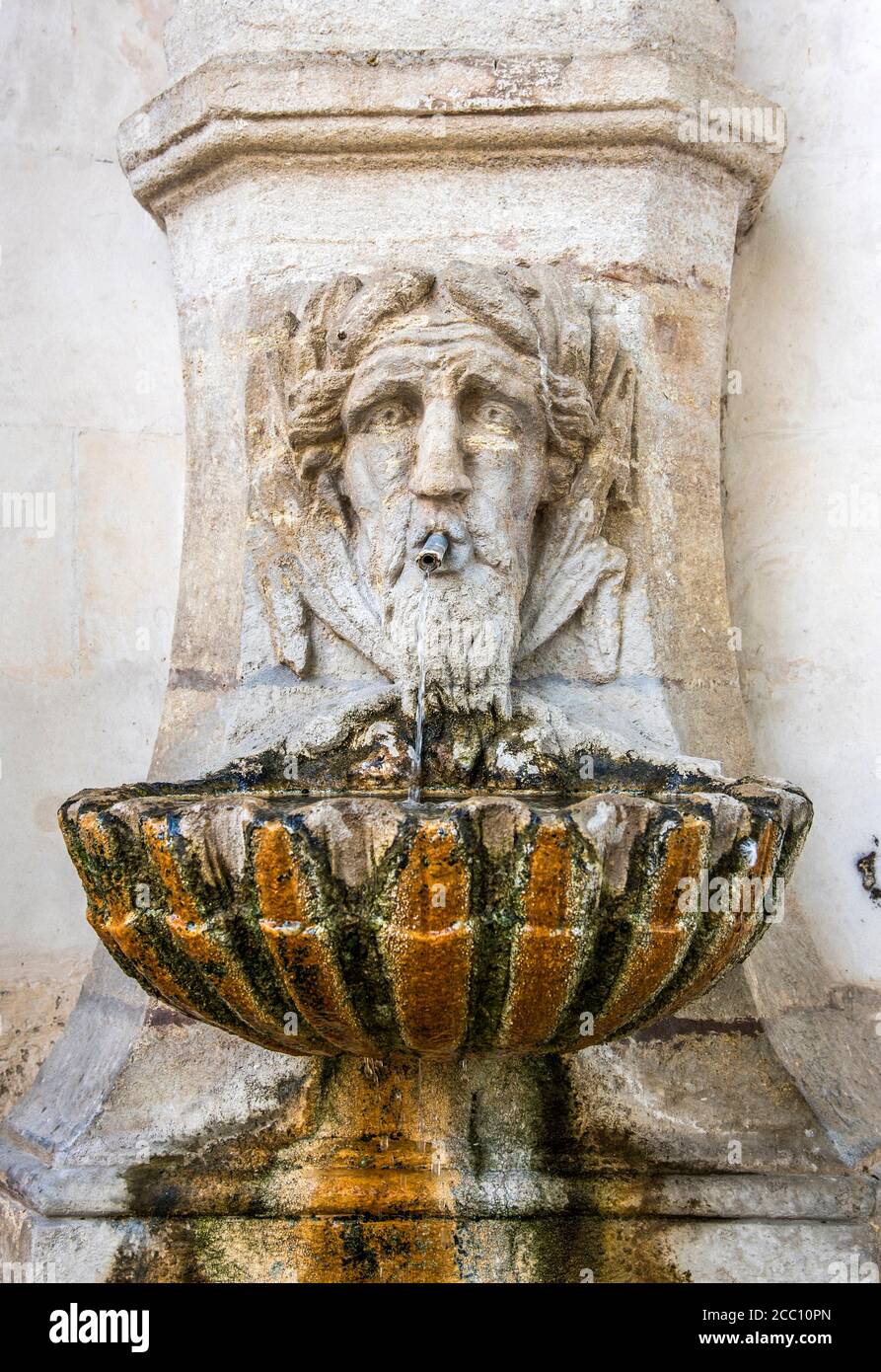 France, Provence-Alpes-Côte d'Azur, Vaucluse, Pernes-les-Fontaines, détails de la fontaine du ...