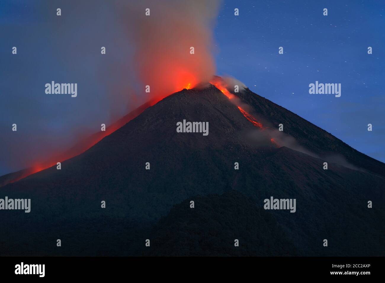 Activité du volcan merapi Banque de photographies et d’images à haute ...