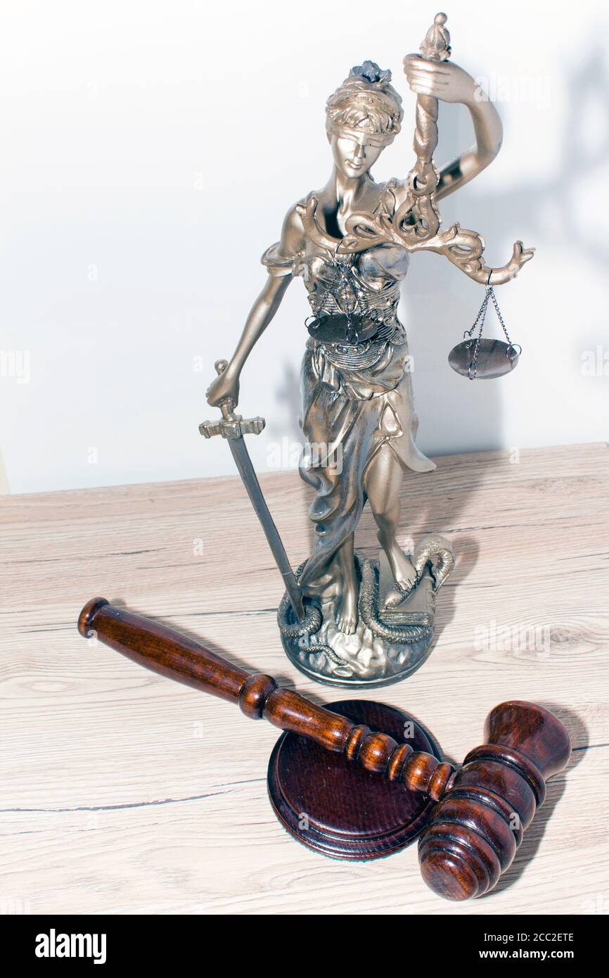 Scales justice gavel law book Banque de photographies et d’images à ...