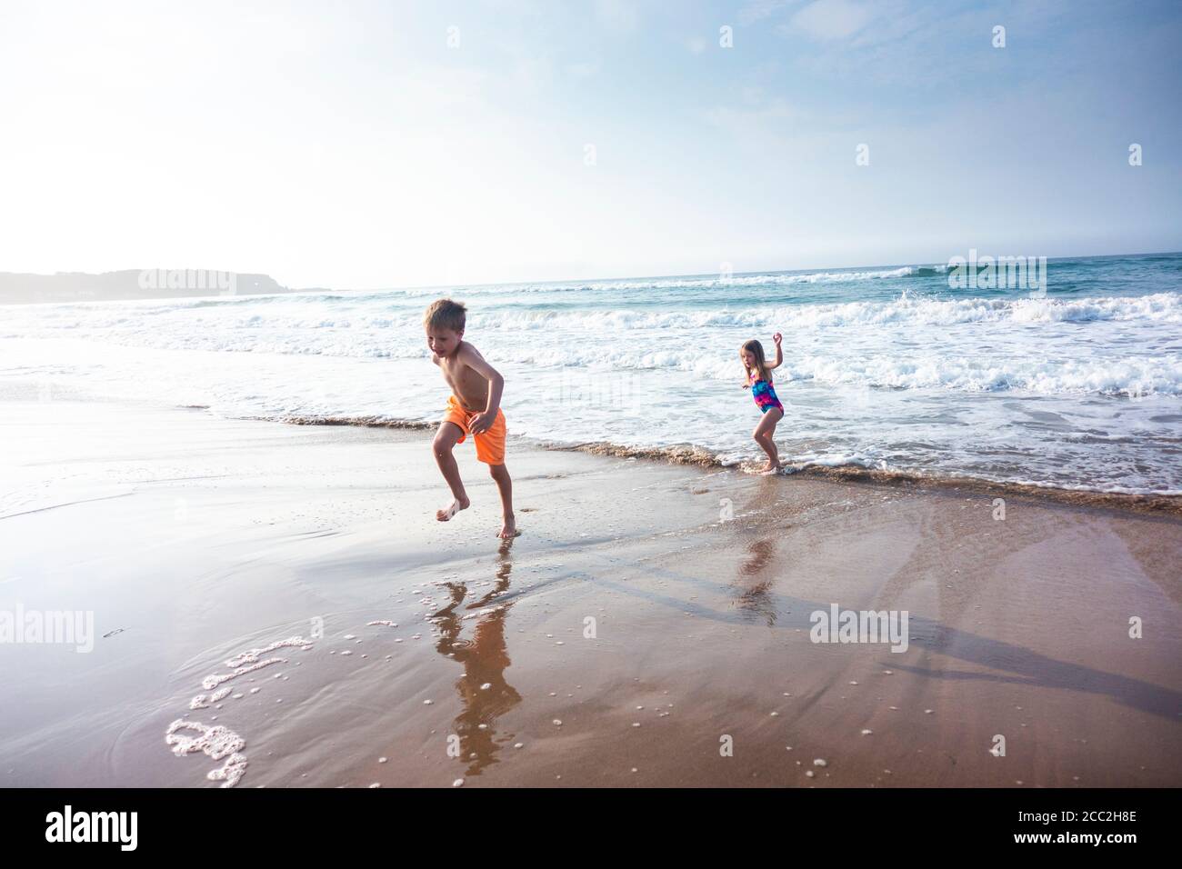 Enfants jouant dans la mer Banque de photographies et d’images à haute ...