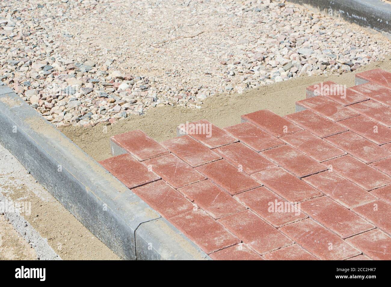 Processus de construction d'un trottoir pavé en briques, d'une route ...